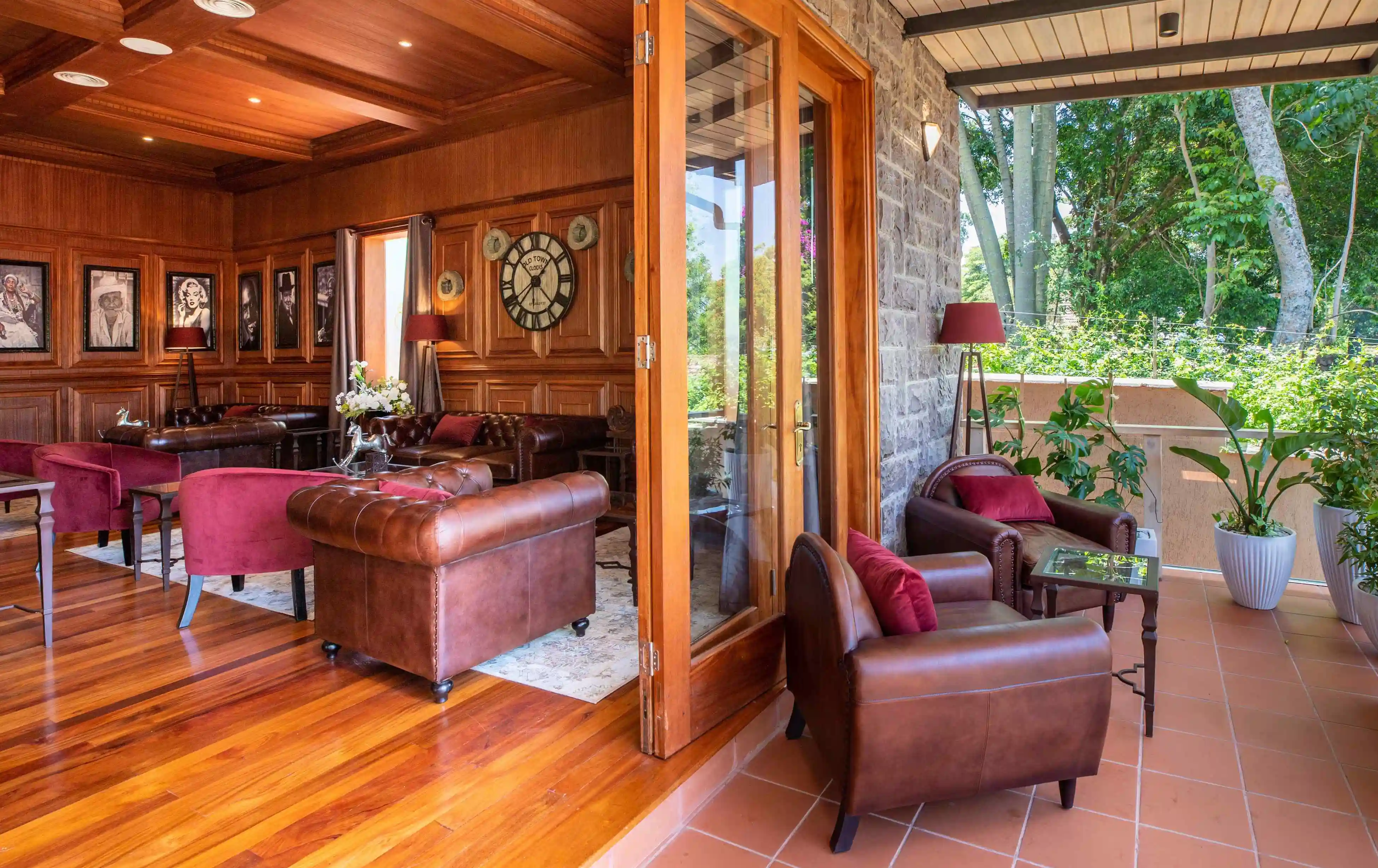 Restaurants & Lounges at Pax Manor | Royal 58 Restaurant & Esquire ...