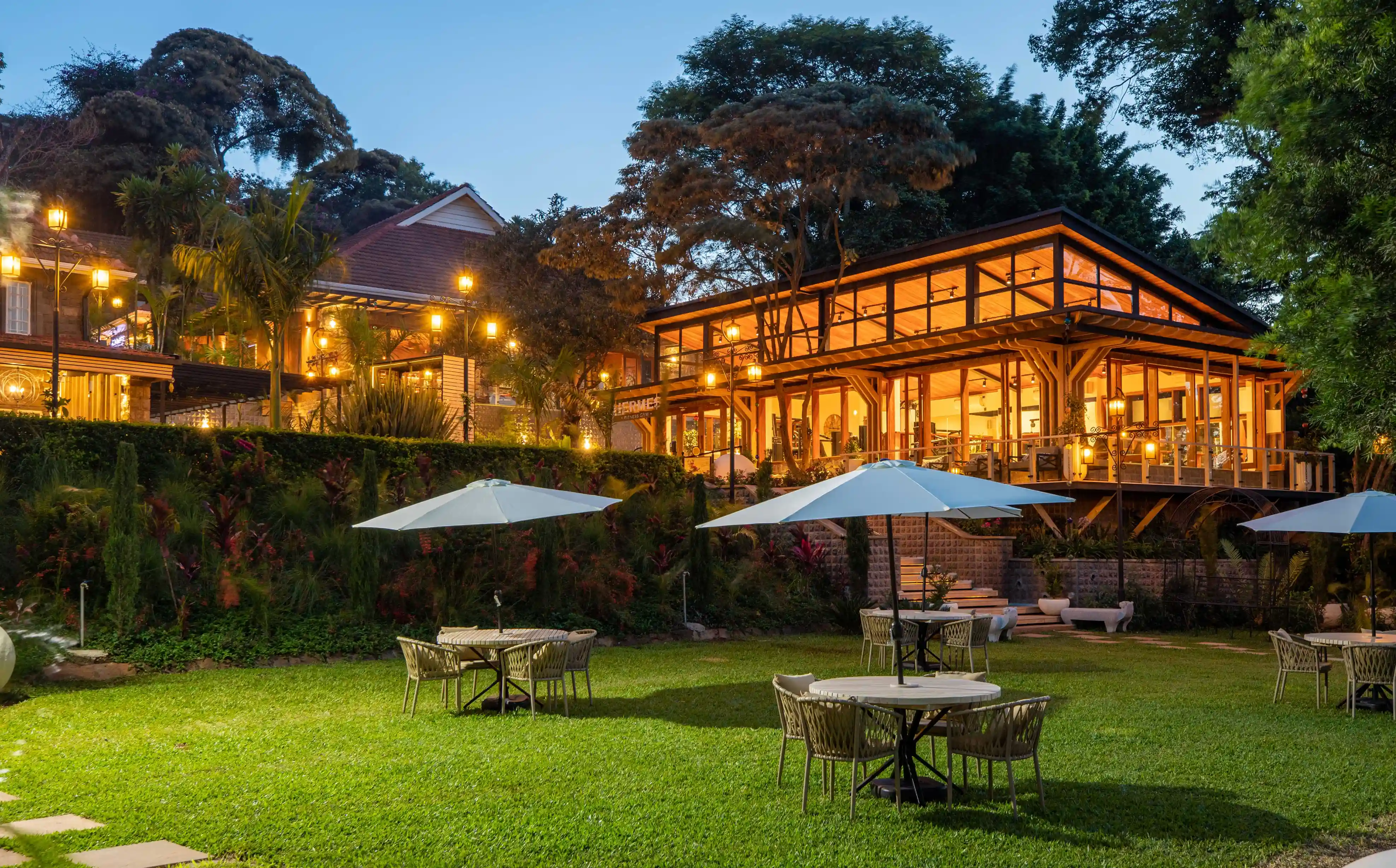 Restaurants & Lounges at Pax Manor | Royal 58 Restaurant & Esquire ...