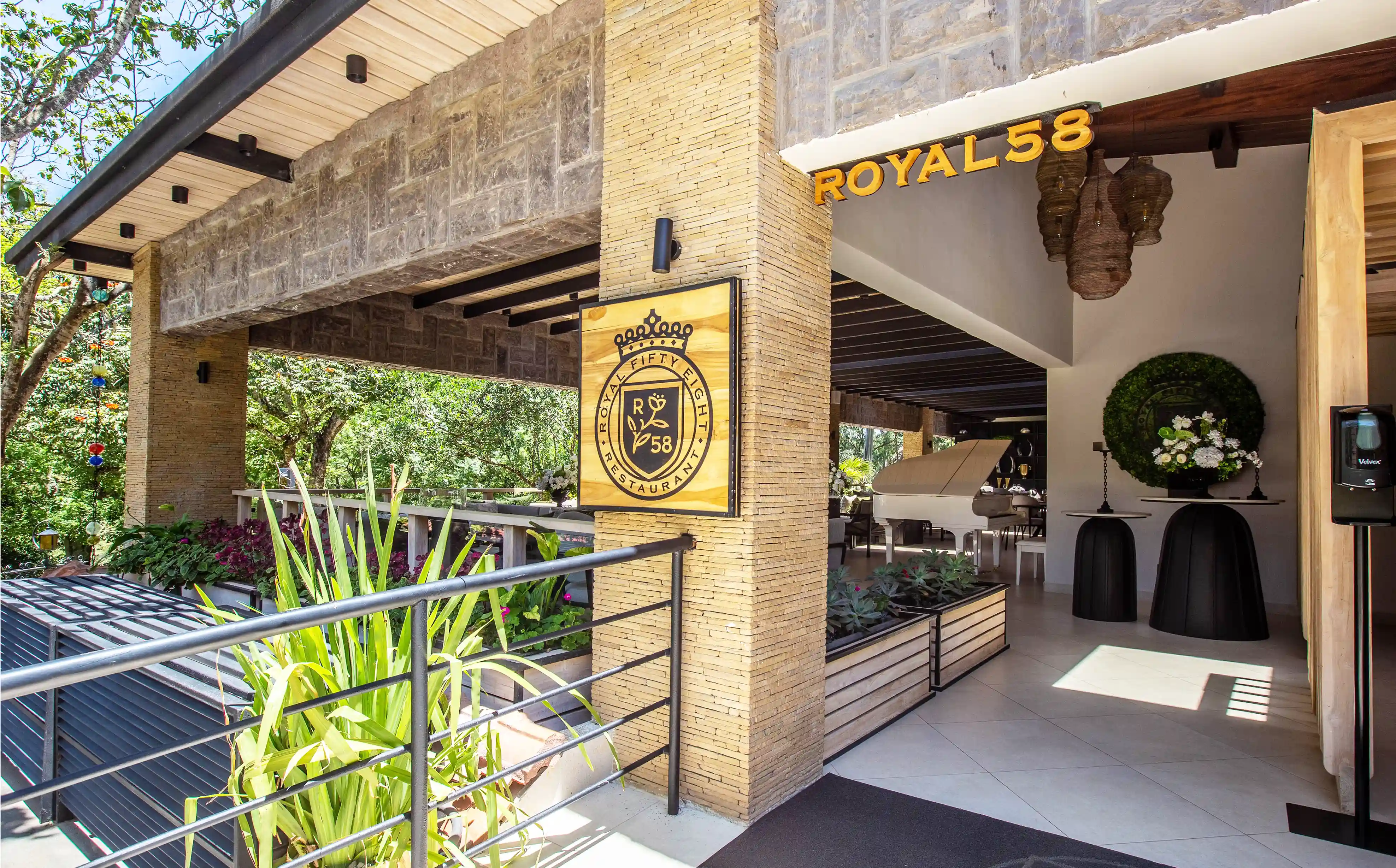Restaurants & Lounges at Pax Manor | Royal 58 Restaurant & Esquire ...